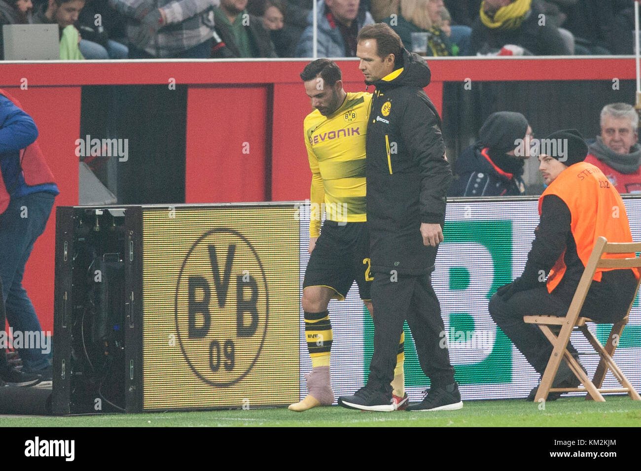 Leverkusen, Deutschland. 02nd Dec, 2017. Gonzalo CASTRO (DO, li ...