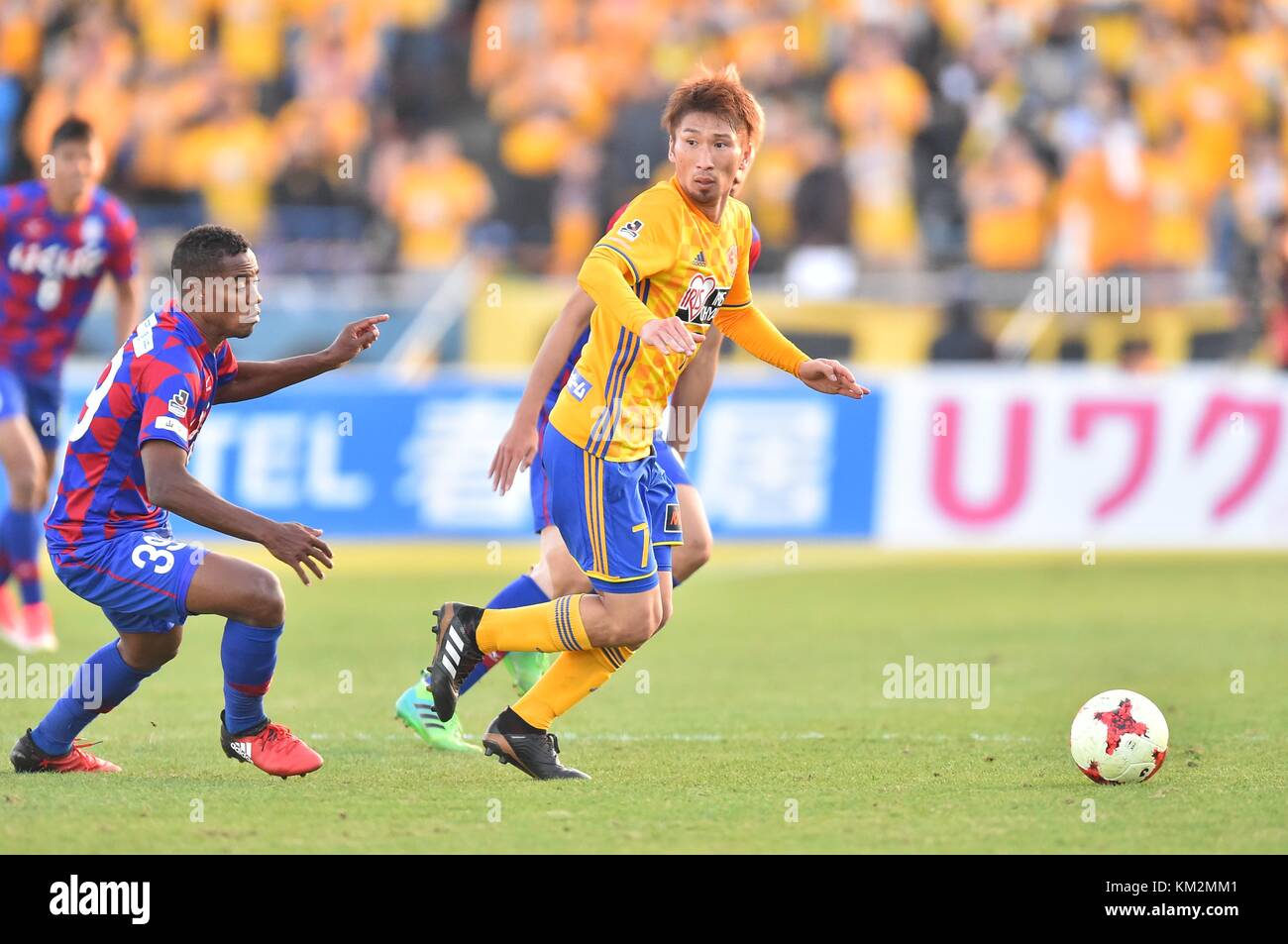 Yamanashi, Japan. 2nd Dec, 2017. Lins (Ventforet), Hiroaki Okuno (Vegalta) Football/Soccer ...