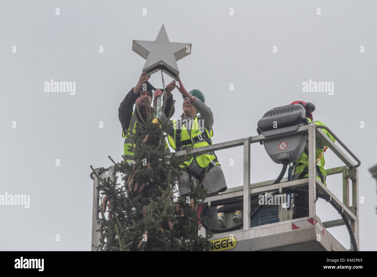 People up a cherry picker hi-res stock photography and images - Alamy