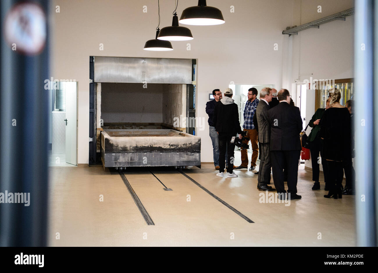 Schwaebisch Hall, Germany. 4th Dec, 2017. Visitors look at the ...