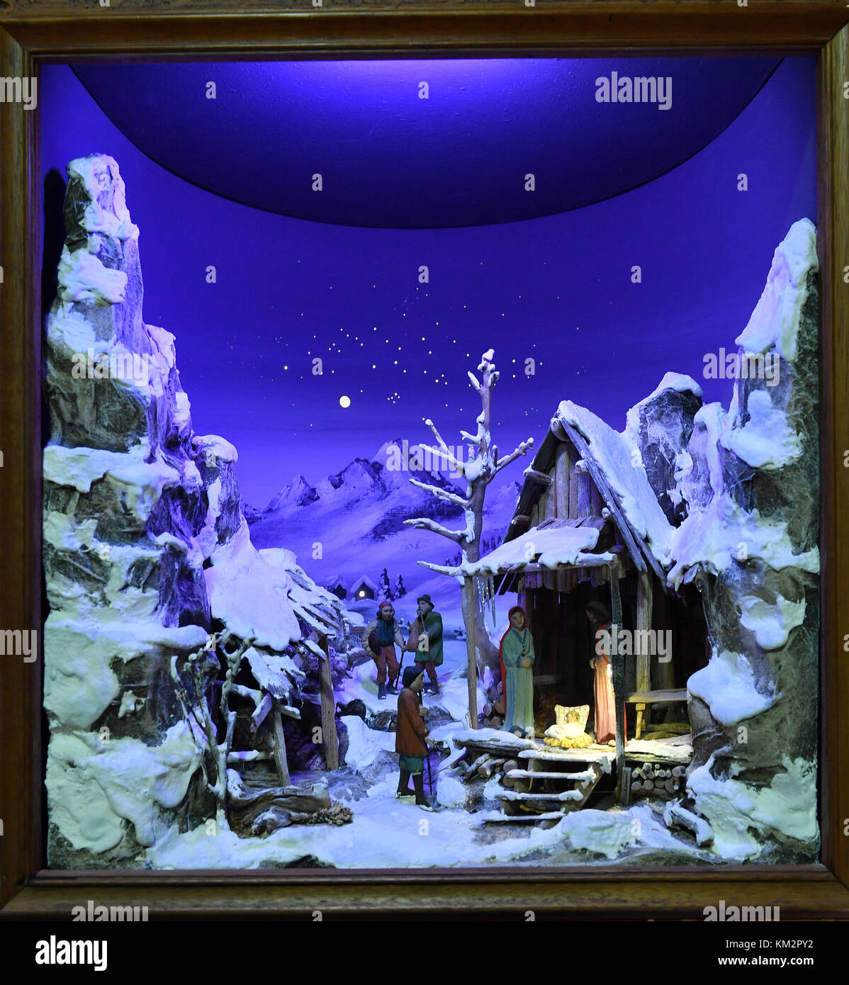 Erfurt, Germany. 04th Dec, 2017. A detail of a snow nativity scene from ...