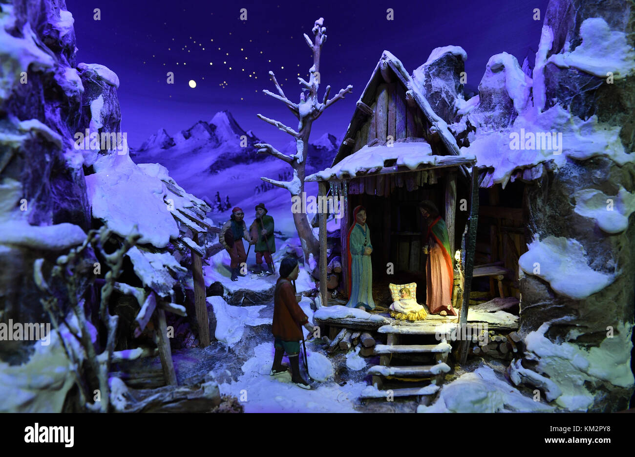 Erfurt, Germany. 04th Dec, 2017. A detail of a snow nativity scene from ...