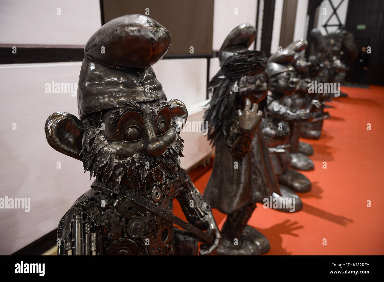 Dwarf gallery hi-res stock photography and images - Alamy