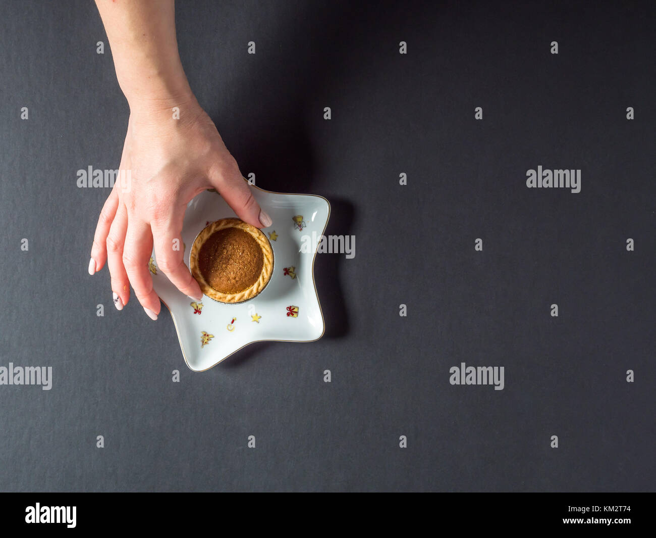 Hand plate grab hi-res stock photography and images - Alamy