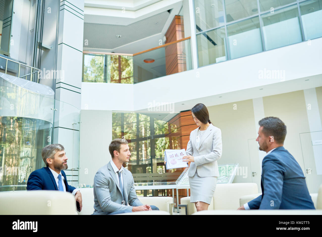 Business Presentation in Modern Office Stock Photo - Alamy