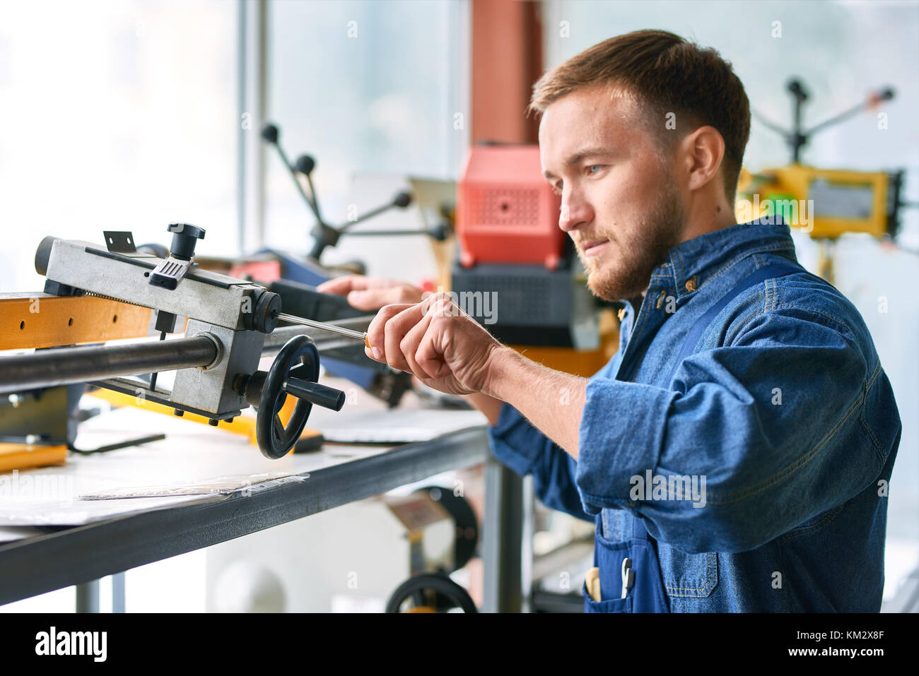 Man using machine hi-res stock photography and images - Alamy