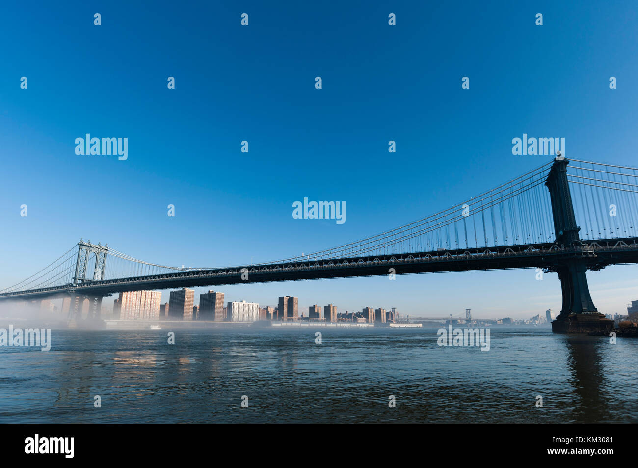 Manhattan bridge in morning mist hi-res stock photography and images ...