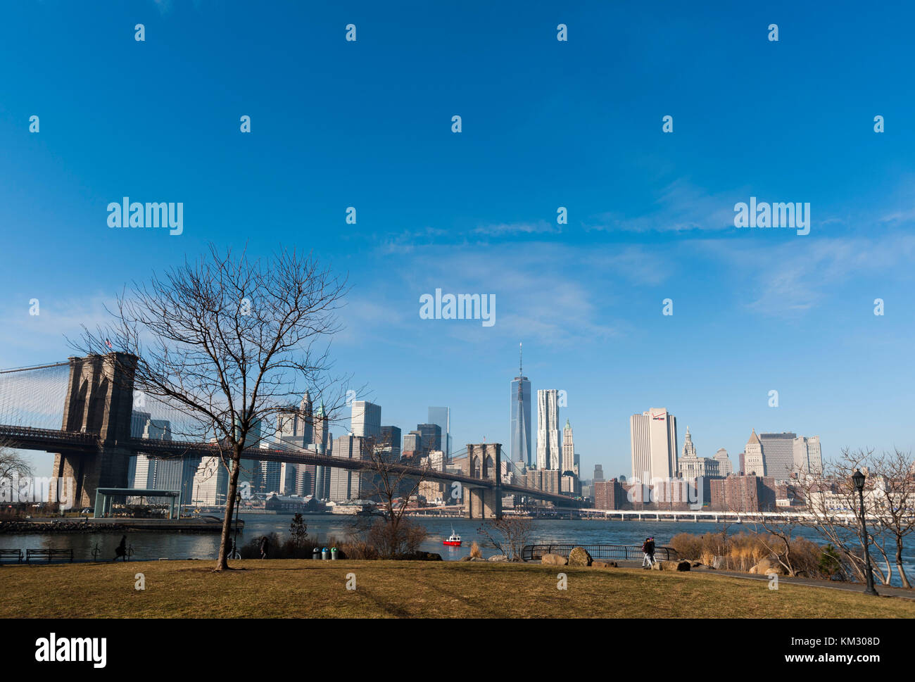 Brooklyn bridge and New York City skyline in the morning mist, New York ...