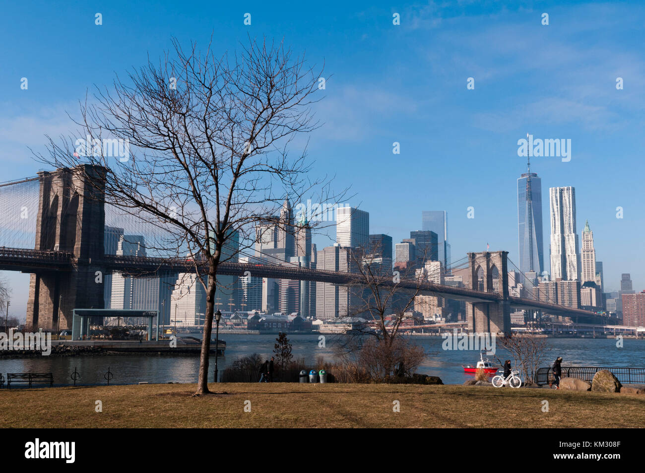 Brooklyn bridge and New York City skyline in the morning mist, New York ...