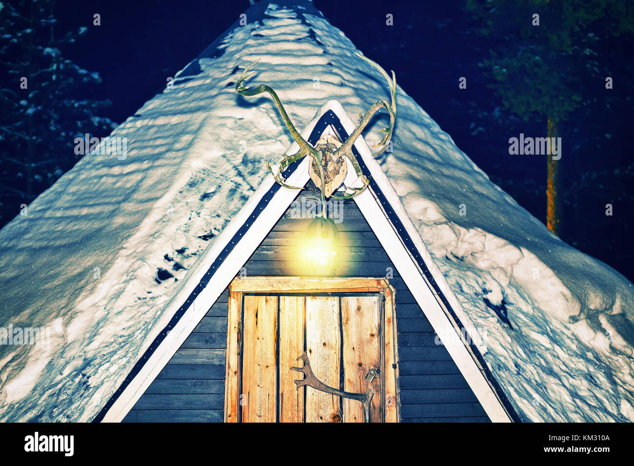 Lappish traditional house in the reindeer farm in winter Rovaniemi ...