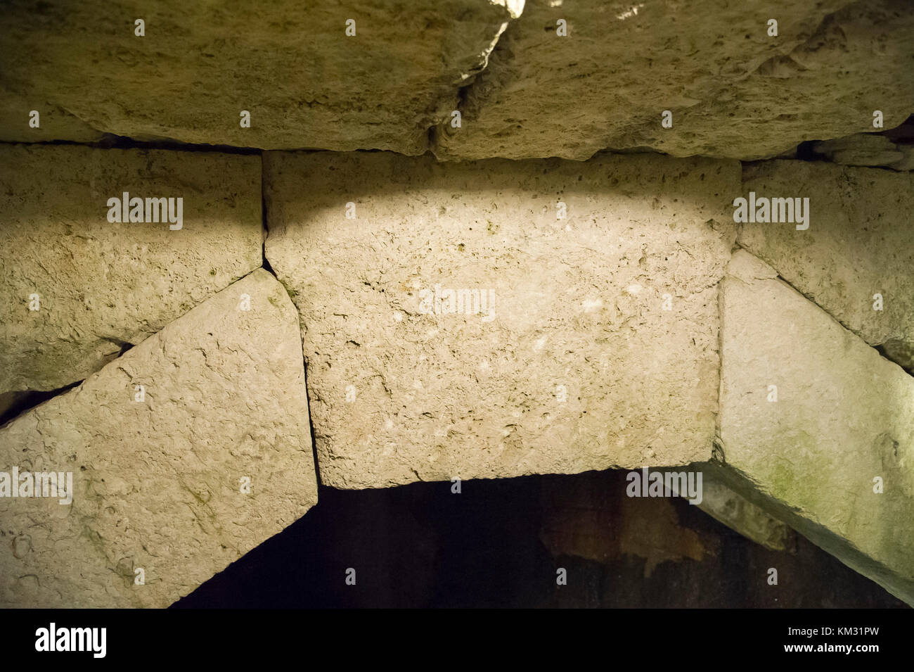 Pozzo Etrusco (Etruscan Well) from III century BC under Piazza ...