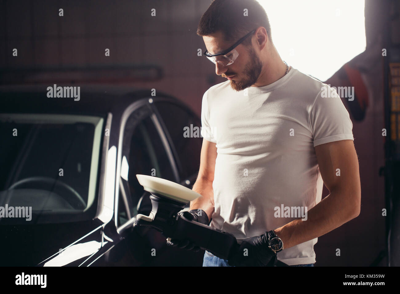 mechanic worker prepare for polishing car by power buffer machine Stock ...