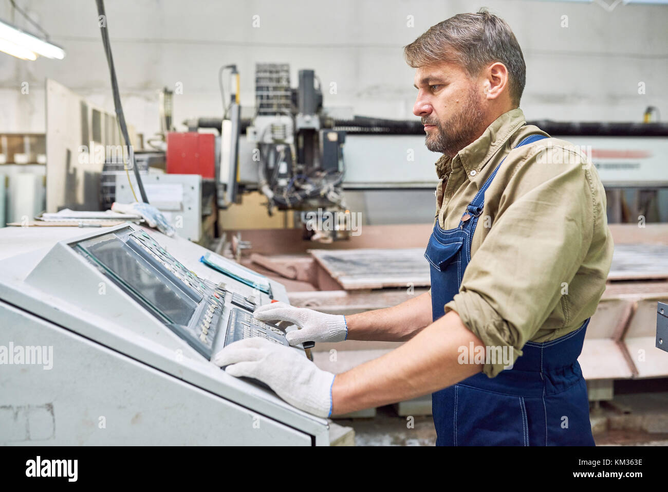 Worker operating machine hi-res stock photography and images - Alamy