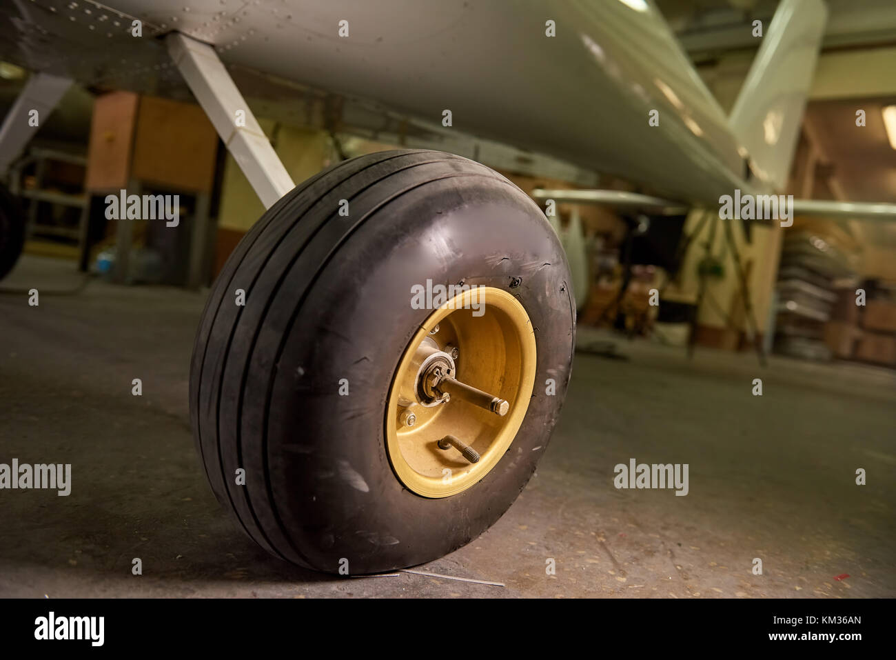 Wheel of a plane Stock Photo - Alamy