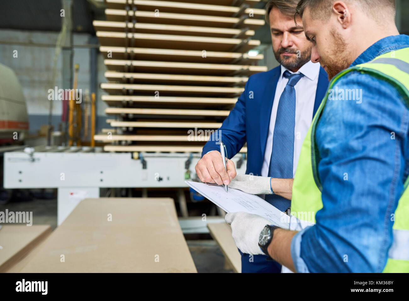 Warehouse worker signing document hi-res stock photography and images ...