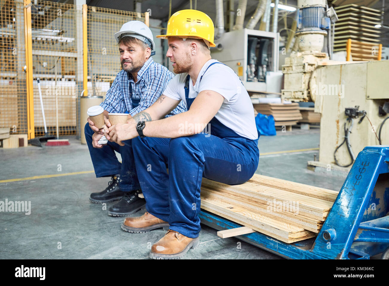 Construction workers lunch break hi-res stock photography and images ...