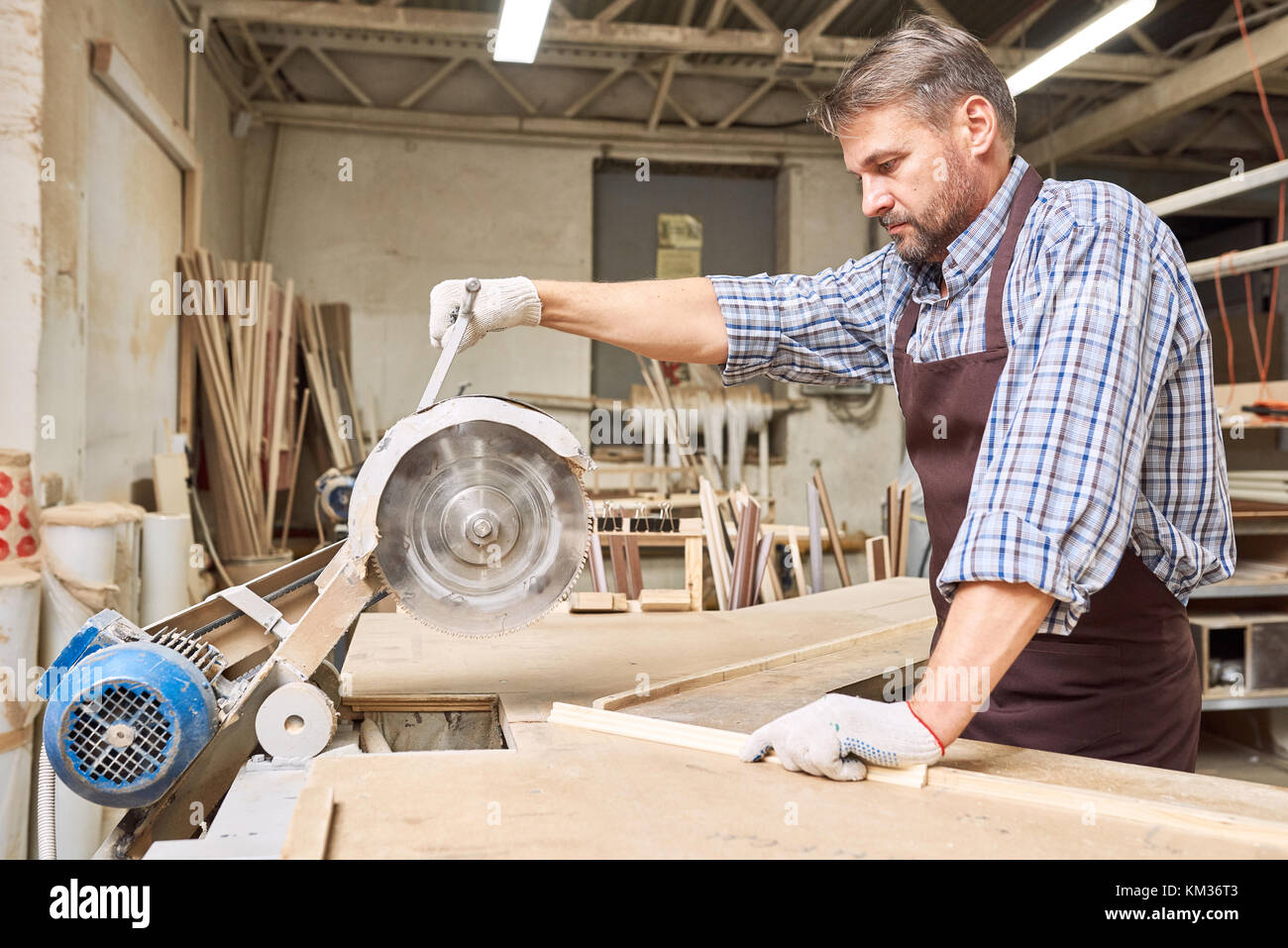 Carpenter Cutting Wood Stock Photo - Alamy