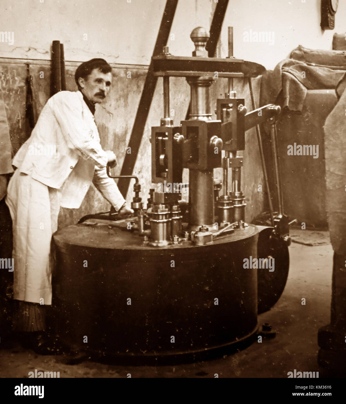 A hydraulic pump, linen production, Victorian period Stock Photo - Alamy