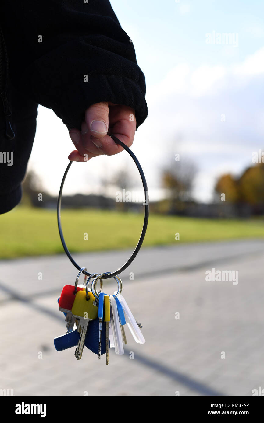 man with a bunch of keys in his hand Stock Photo - Alamy