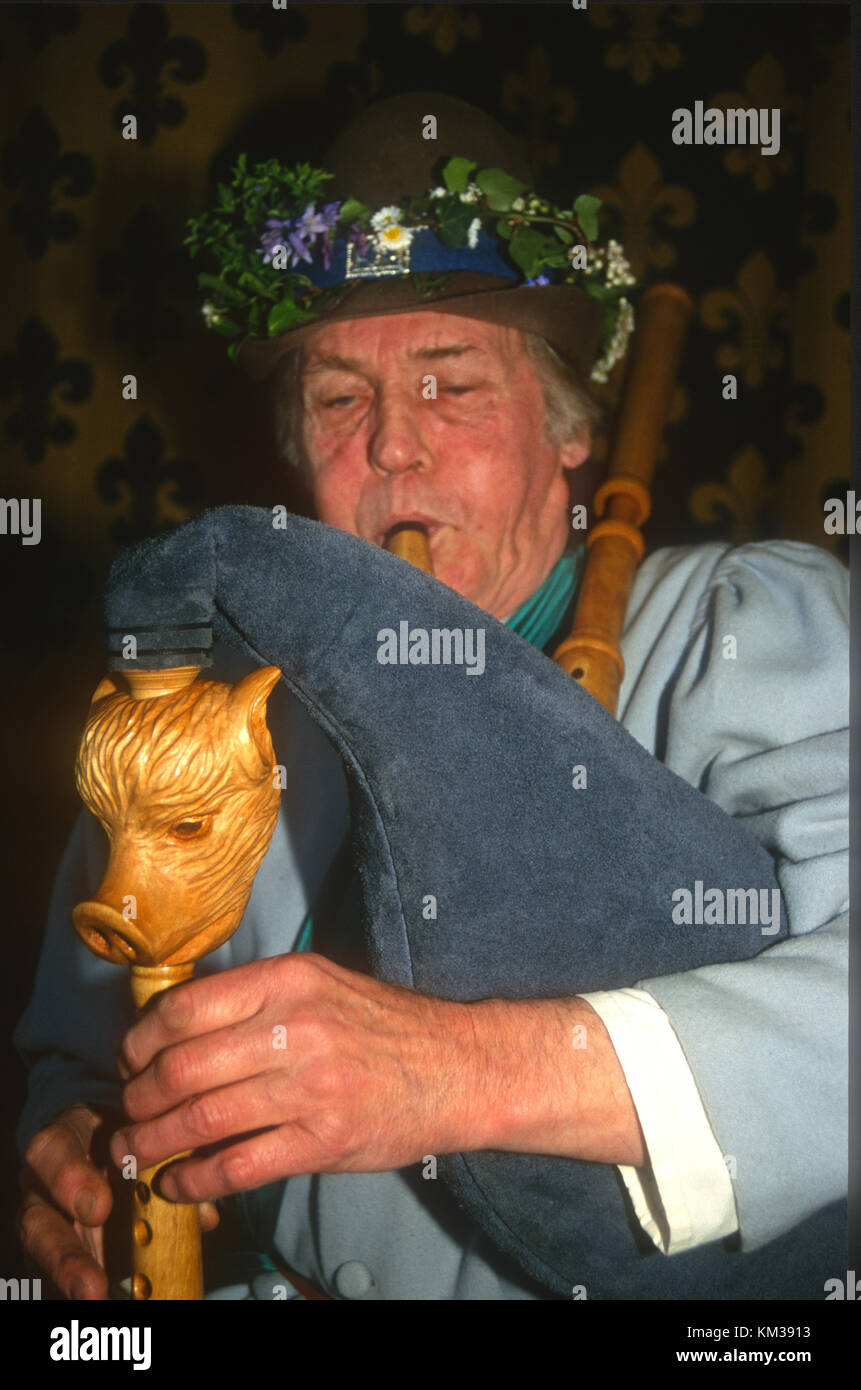 15th Century pig pipes being played Stock Photo - Alamy
