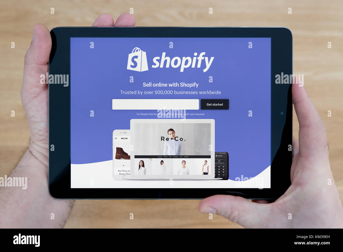 Shopify logo hi-res stock photography and images - Alamy