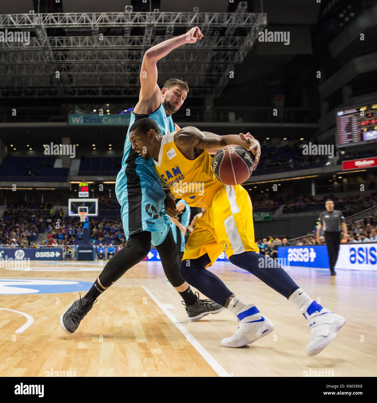 Madrid, Spain. 03rd Dec, 2017. Ovie Soko (yellow) and Goran Suton (blue ...