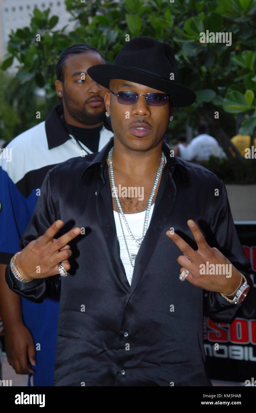 MIAMI - OCTOBER 10: Mario Winans arrives at the 2004 Source Hip-Hop ...