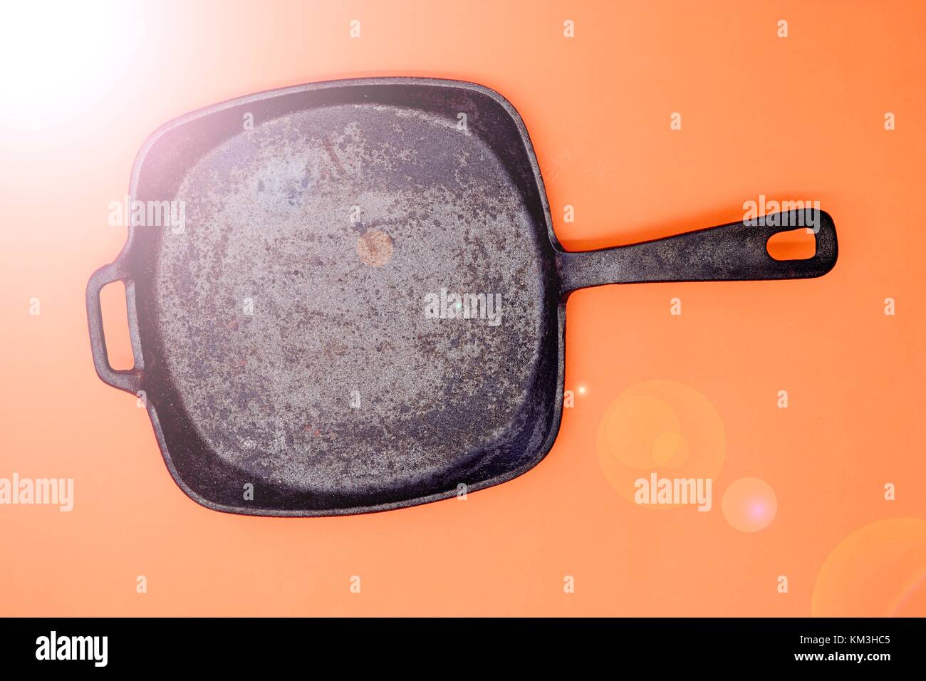 A studio photo of a frying pan skillet Stock Photo - Alamy