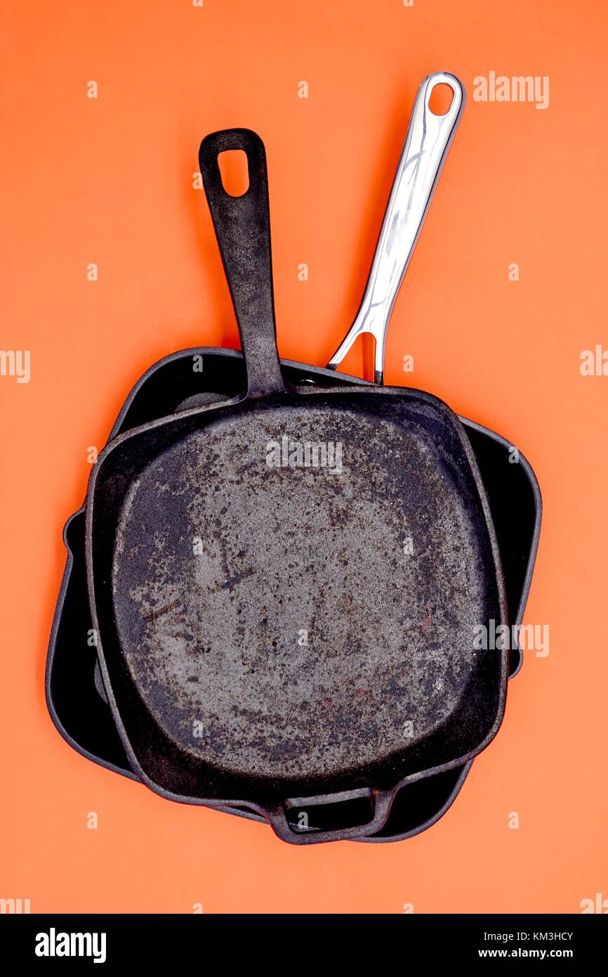 A studio photo of a frying pan skillet Stock Photo - Alamy
