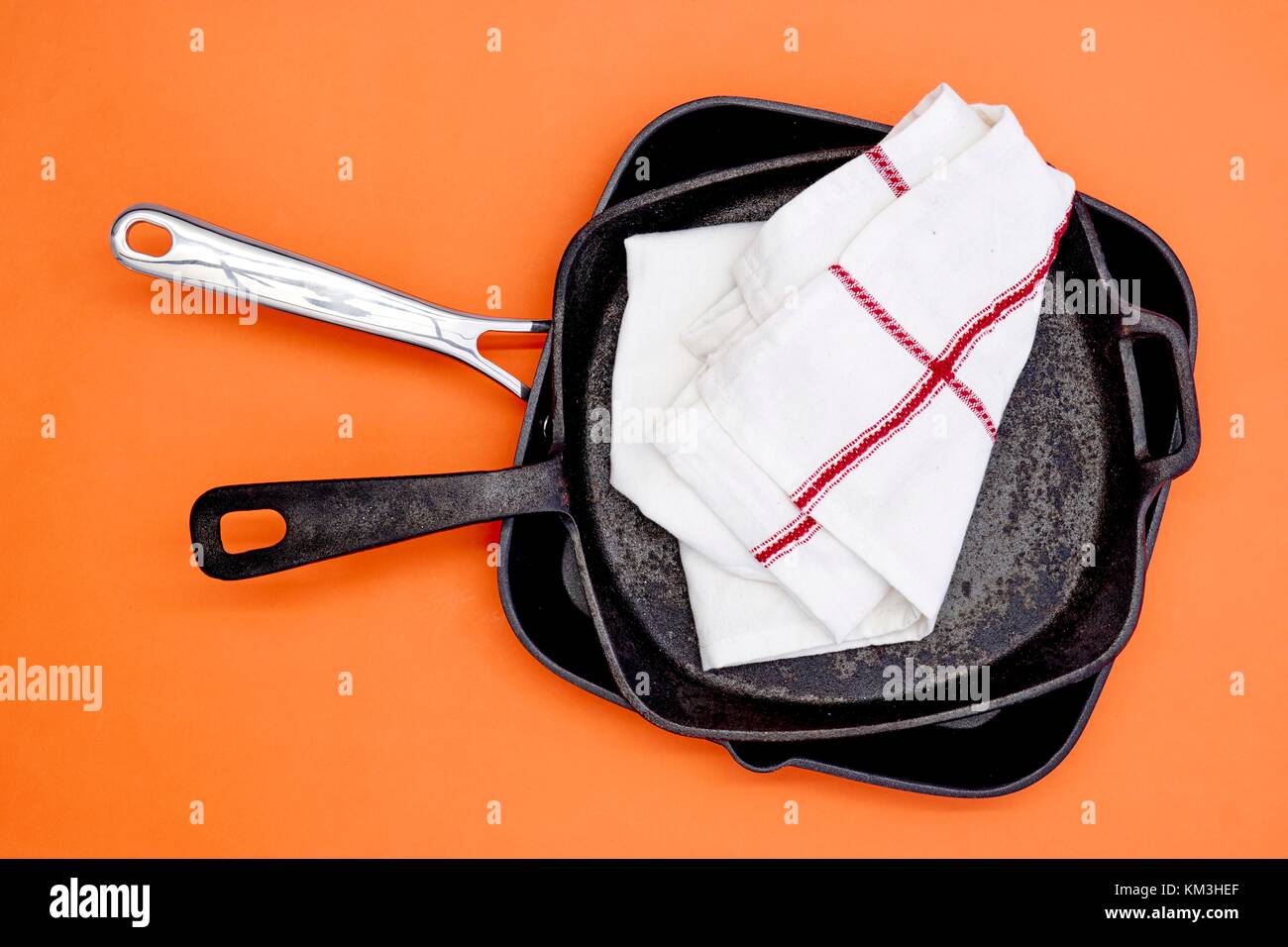 A studio photo of a frying pan skillet Stock Photo - Alamy