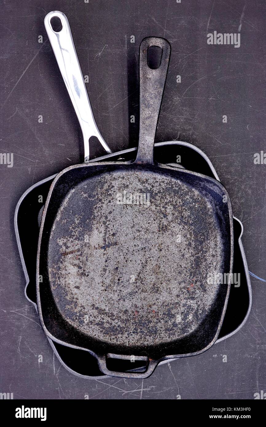A studio photo of a frying pan skillet Stock Photo - Alamy