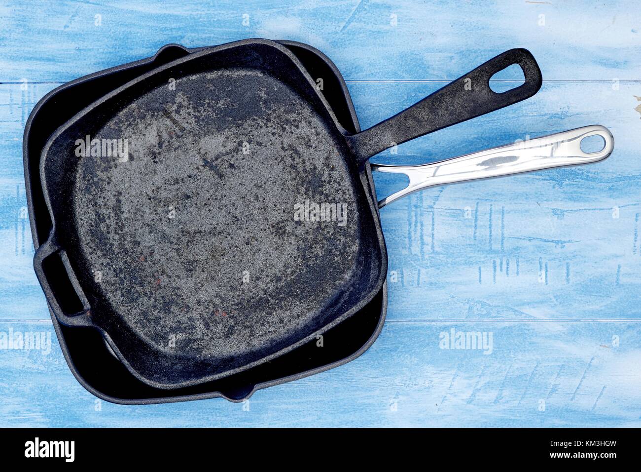 A studio photo of a frying pan skillet Stock Photo - Alamy