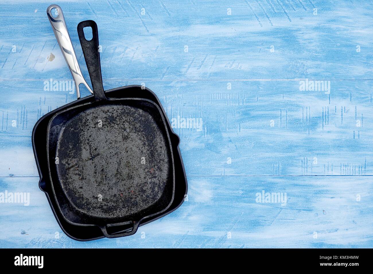 A studio photo of a frying pan skillet Stock Photo - Alamy