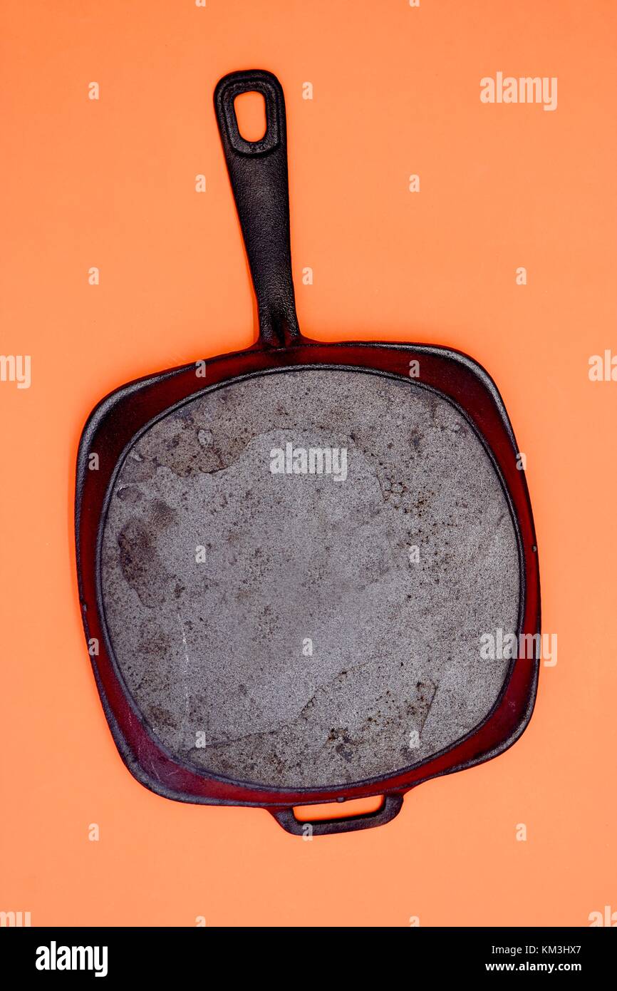 A studio photo of a frying pan skillet Stock Photo - Alamy