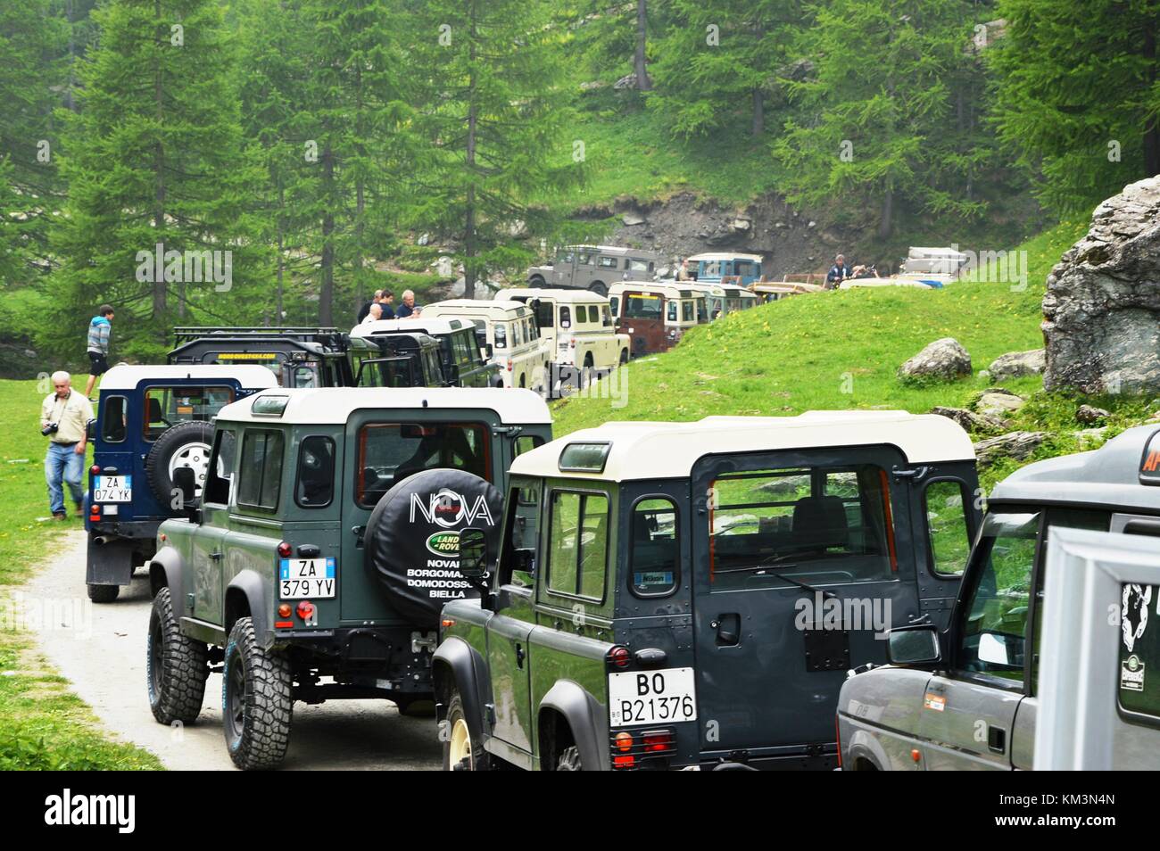 Offroad land rover mountain hi-res stock photography and images - Alamy