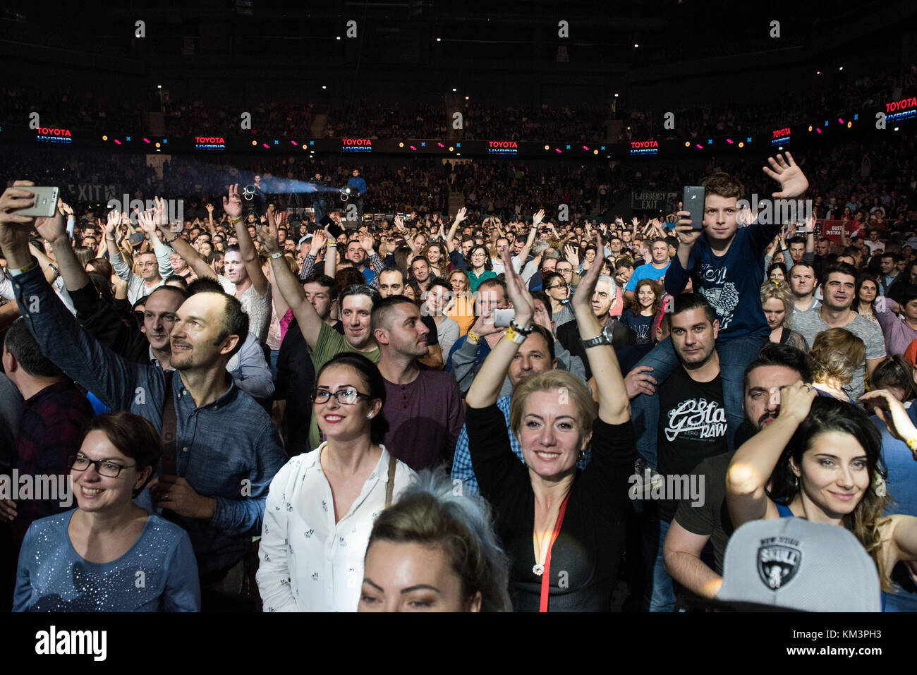 CLUJ NAPOCA, ROMANIA - NOVEMBER 19, 2017: Crowd of cheerful people ...