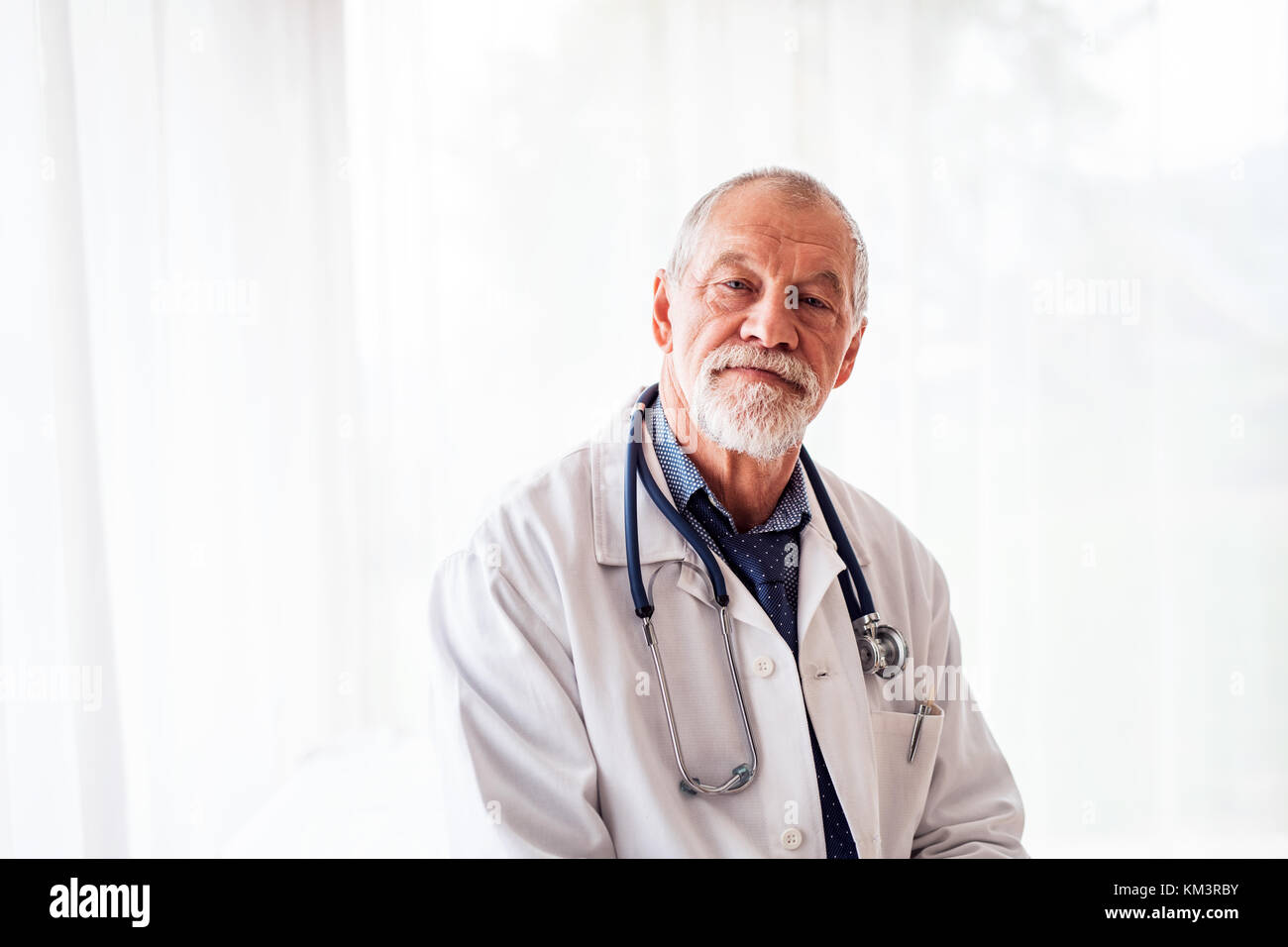 Portrait of a senior doctor in office Stock Photo - Alamy
