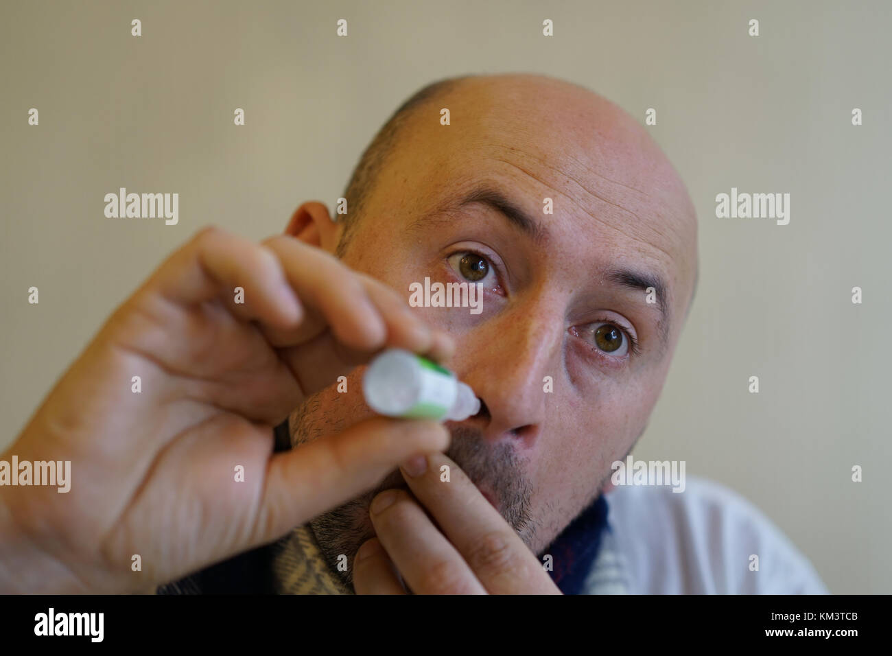 Sneeze tissue drops hi-res stock photography and images - Alamy