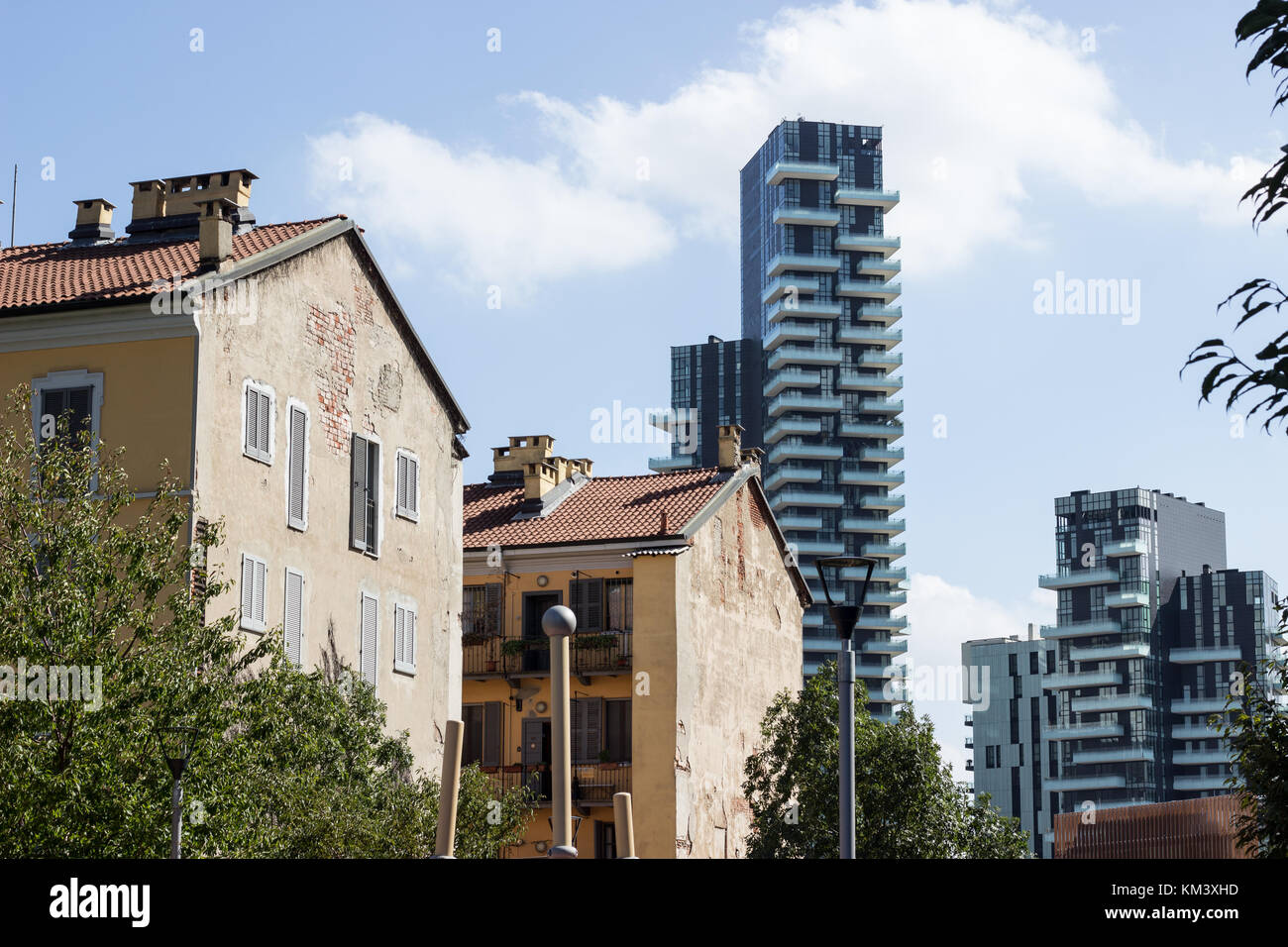 Contrast between contemporary and traditional architecture in the Isola ...