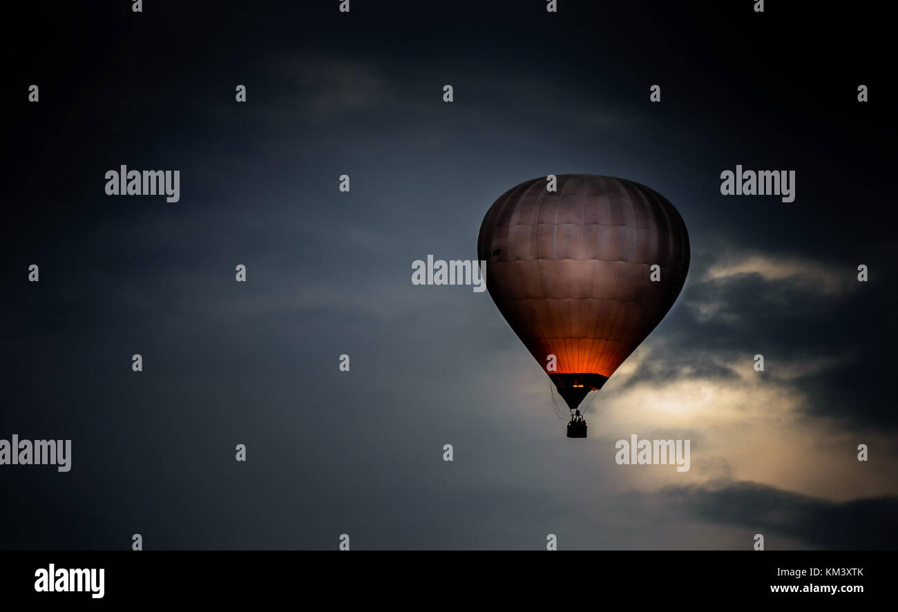 Night flight of hot air balloons hi-res stock photography and images ...