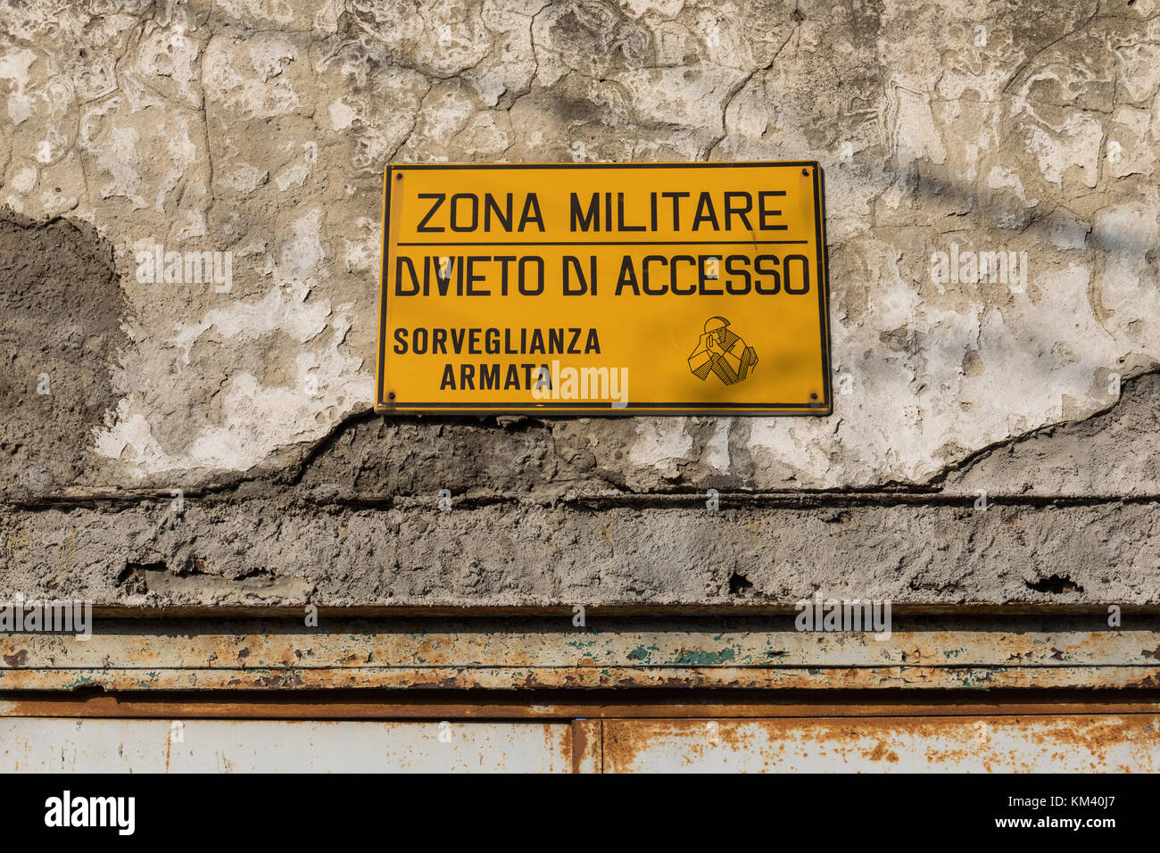 Italian warning sign hi-res stock photography and images - Alamy