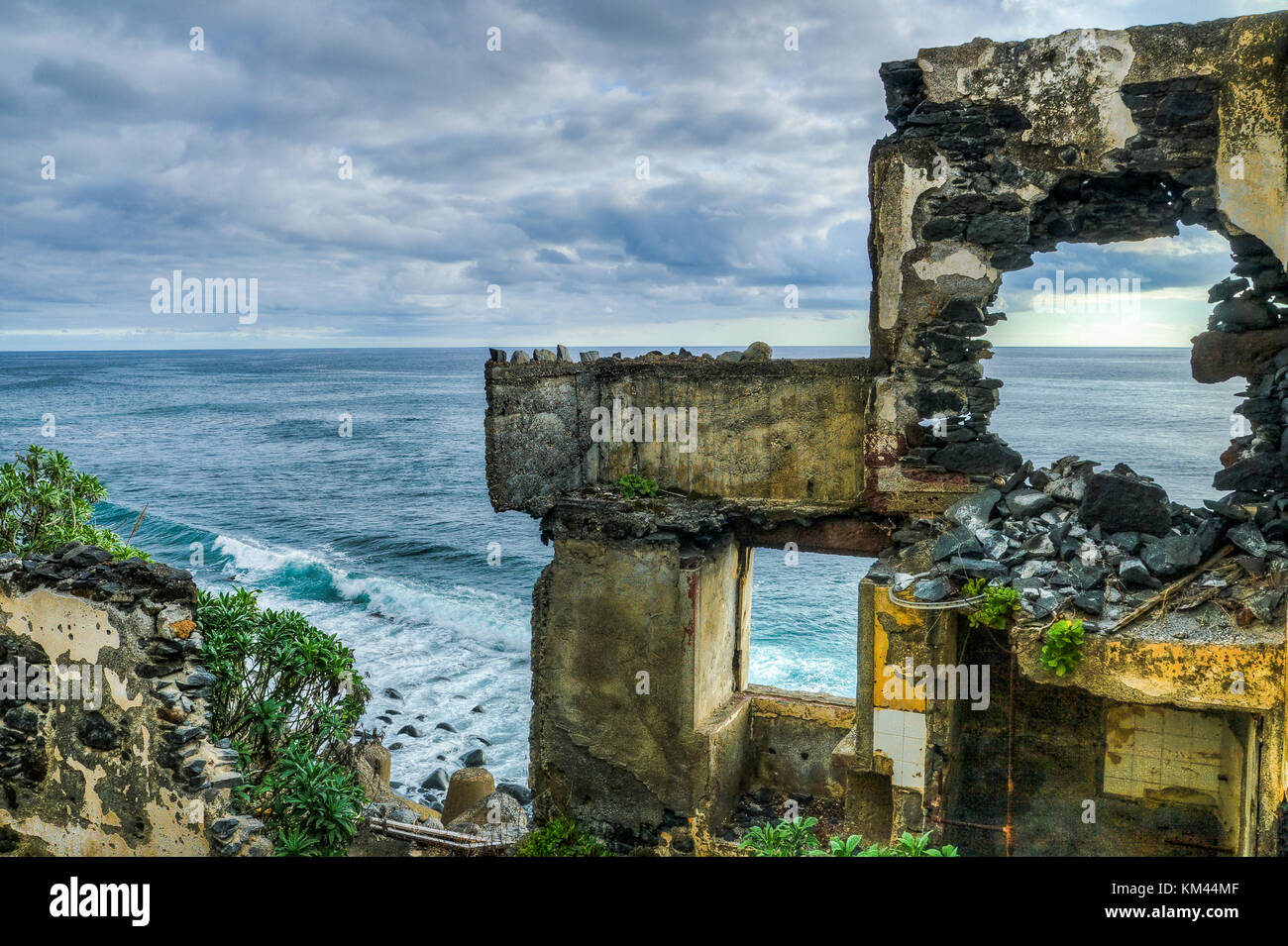 In front of the ocean hi-res stock photography and images - Alamy
