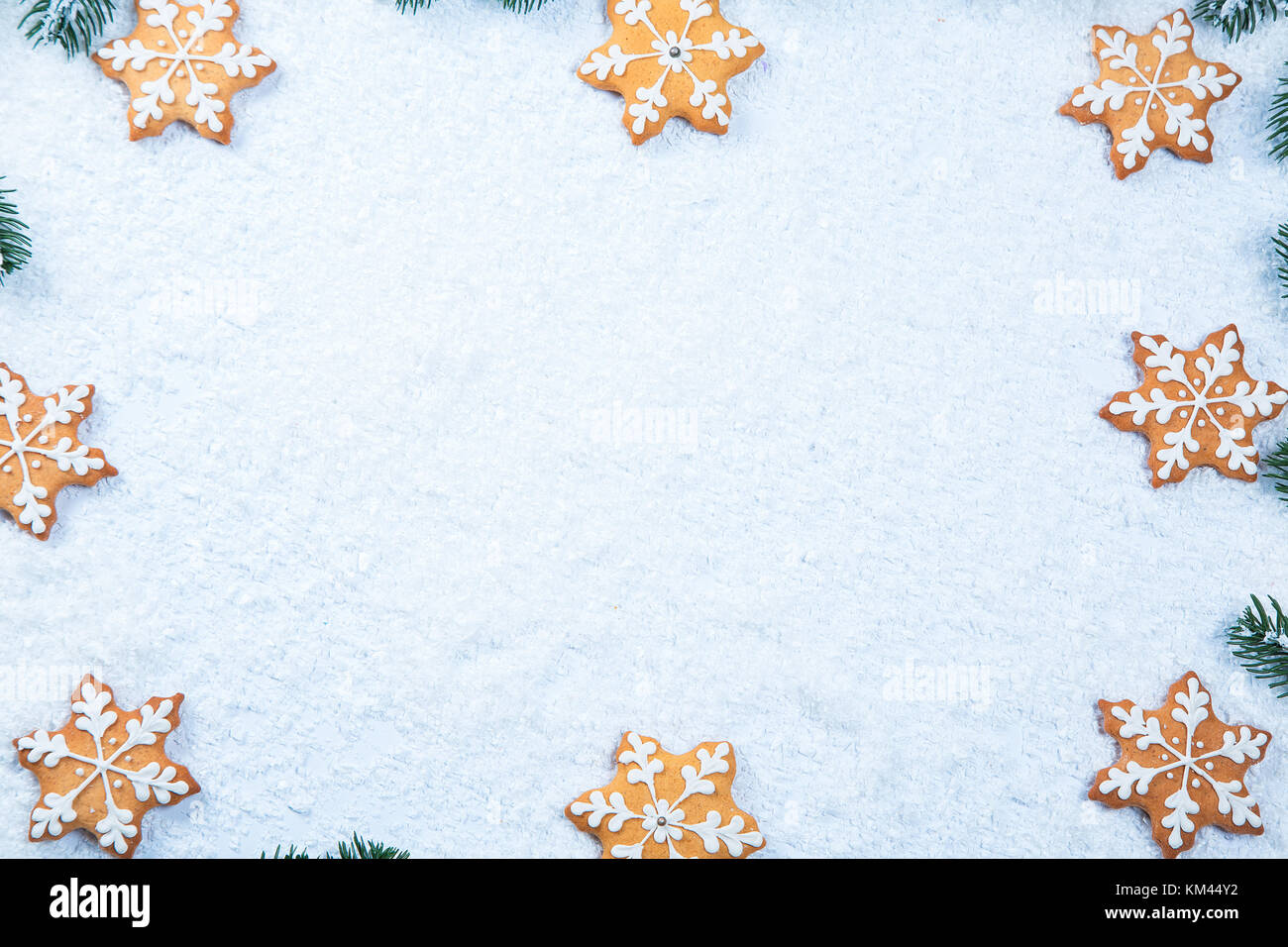 Christmas background with gingerbread cookies with snow and tree ...