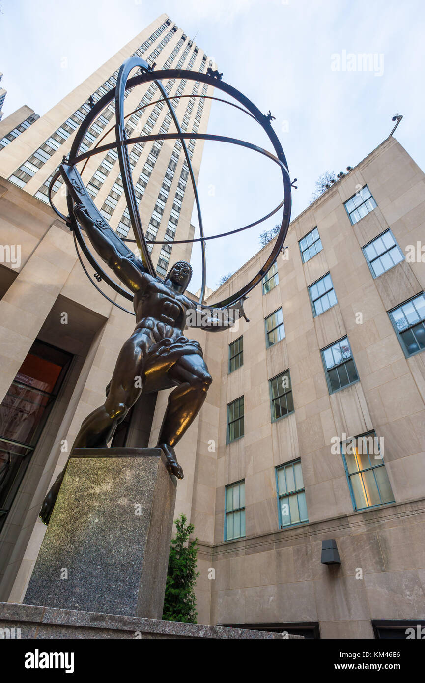 Atlas statue rockefeller plaza center new york city hi-res stock ...