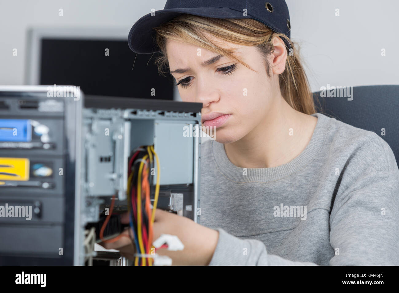 young female pc technician Stock Photo - Alamy