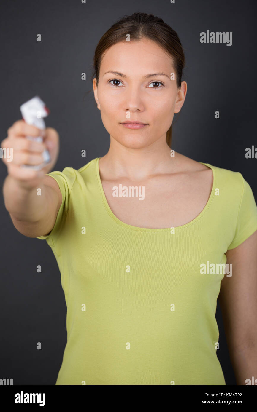 woman crushing packet of cigarettes Stock Photo - Alamy woman crushing packet of cigarettes Stock Photo - Alamy