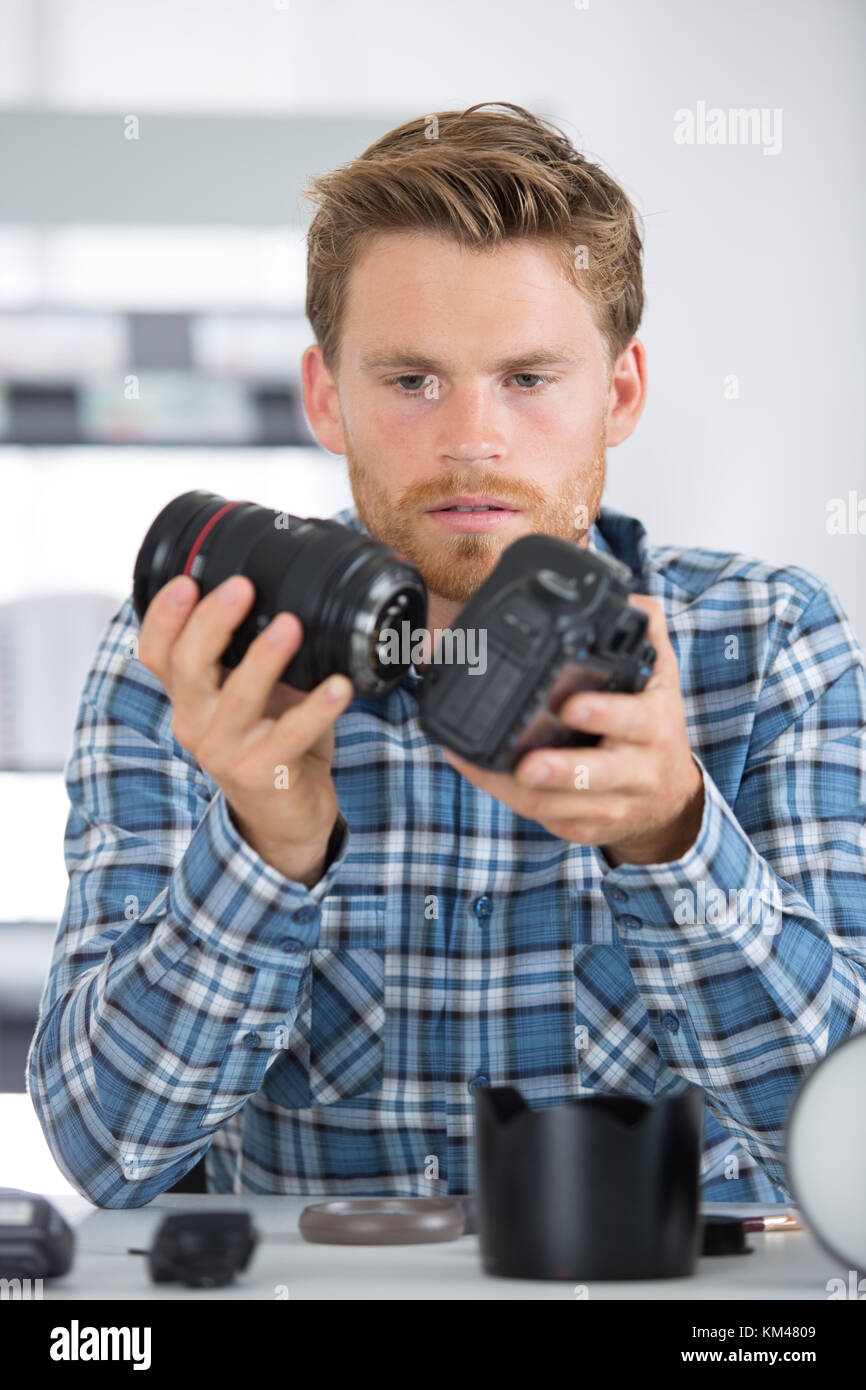 professional photographer assembling camera Stock Photo - Alamy