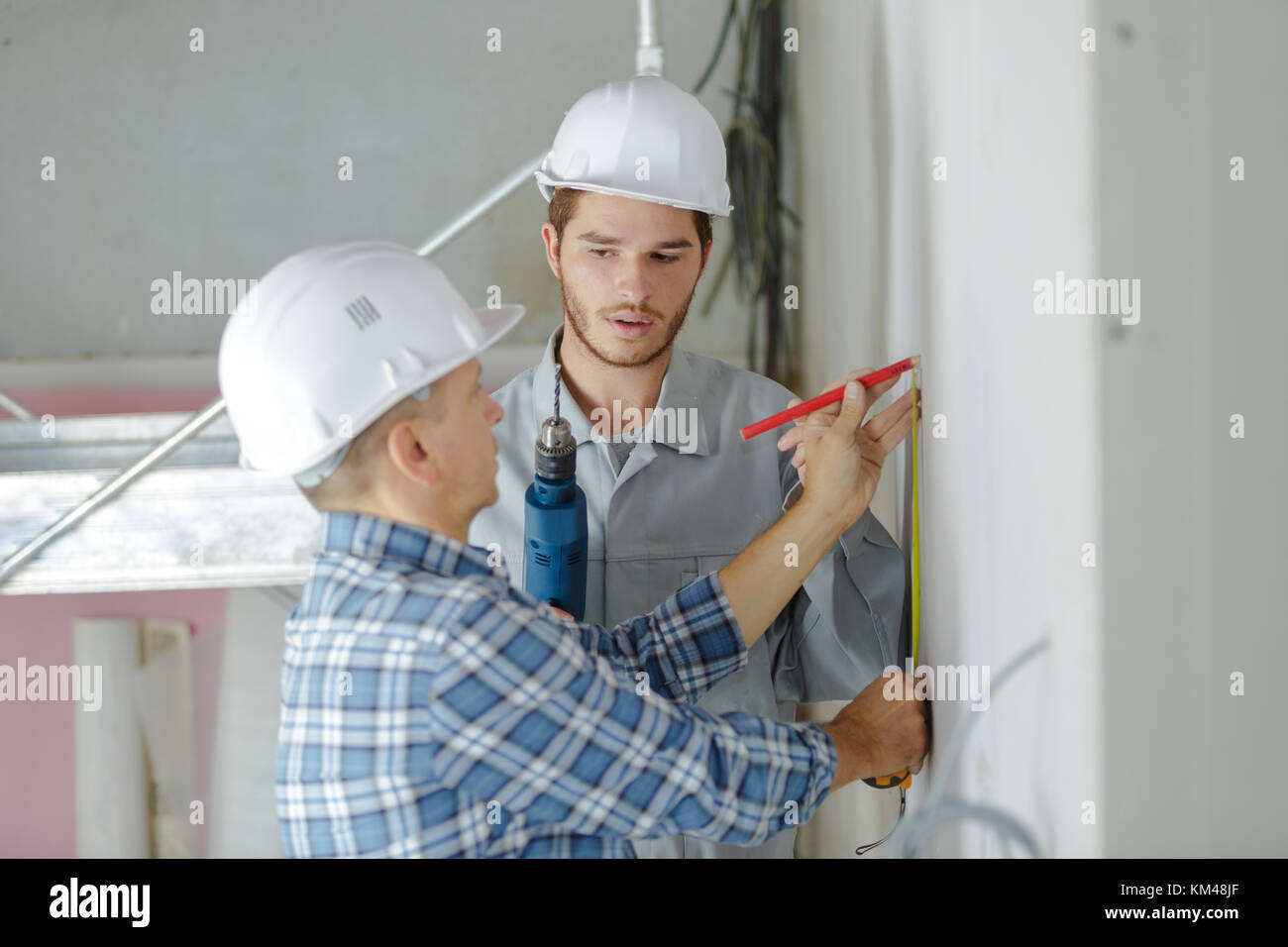 engineer builder talking to co-worker Stock Photo - Alamy