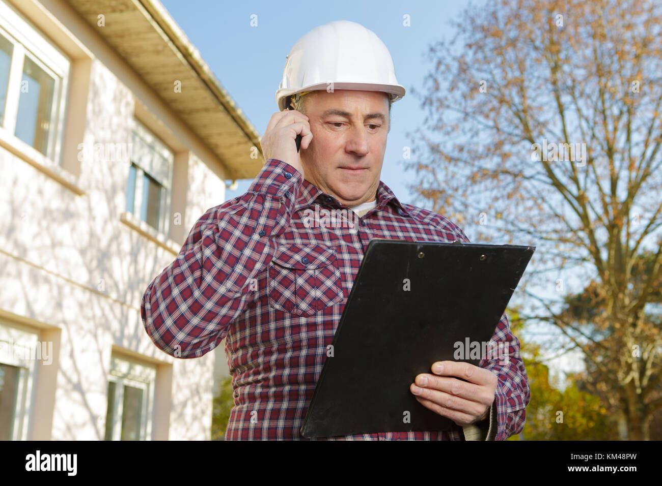 builder foreman making a call Stock Photo - Alamy