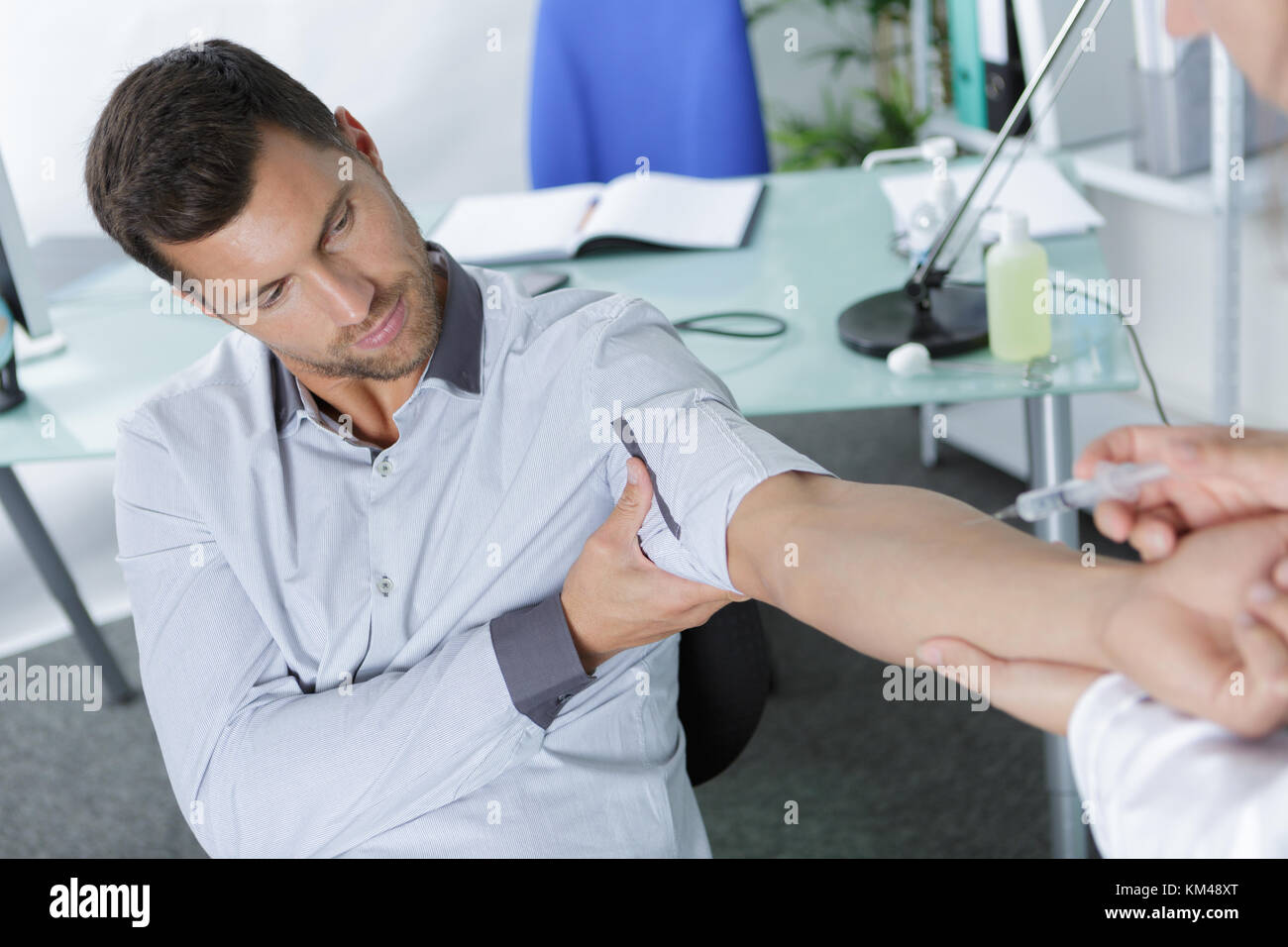 Person receiving insulin injection hi-res stock photography and images ...